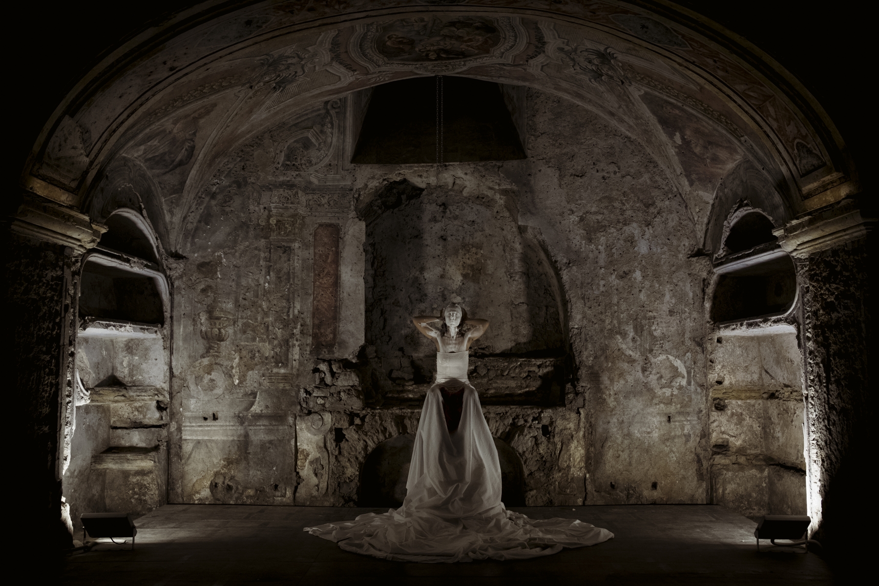 Una cripta nel ventre di Palermo. Immagini della performance di Tiziana Cera Rosco - ArtsLife