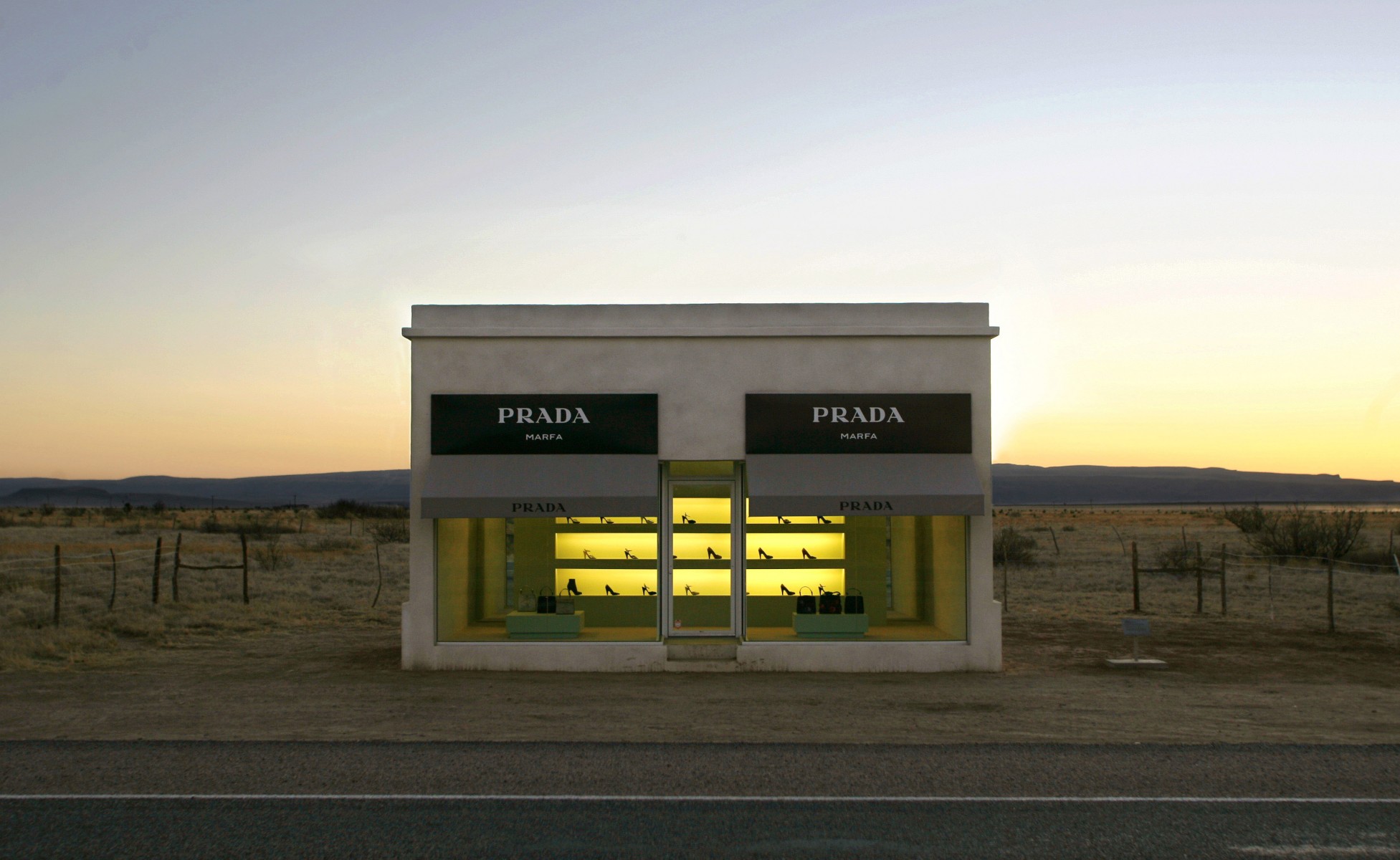 Prada sbarca sui Simpson. Grazie alla celebre installazione texana di ...