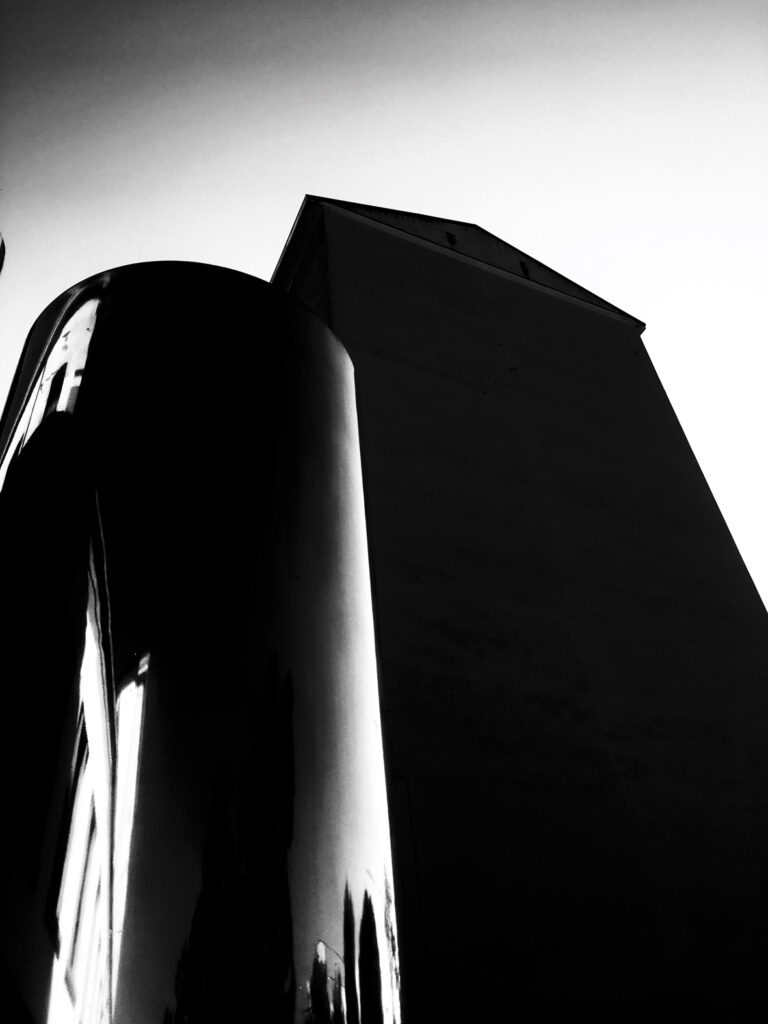 Cattedrali Urbane. Le foto di Anna Rosati in mostra a Bologna - ArtsLife