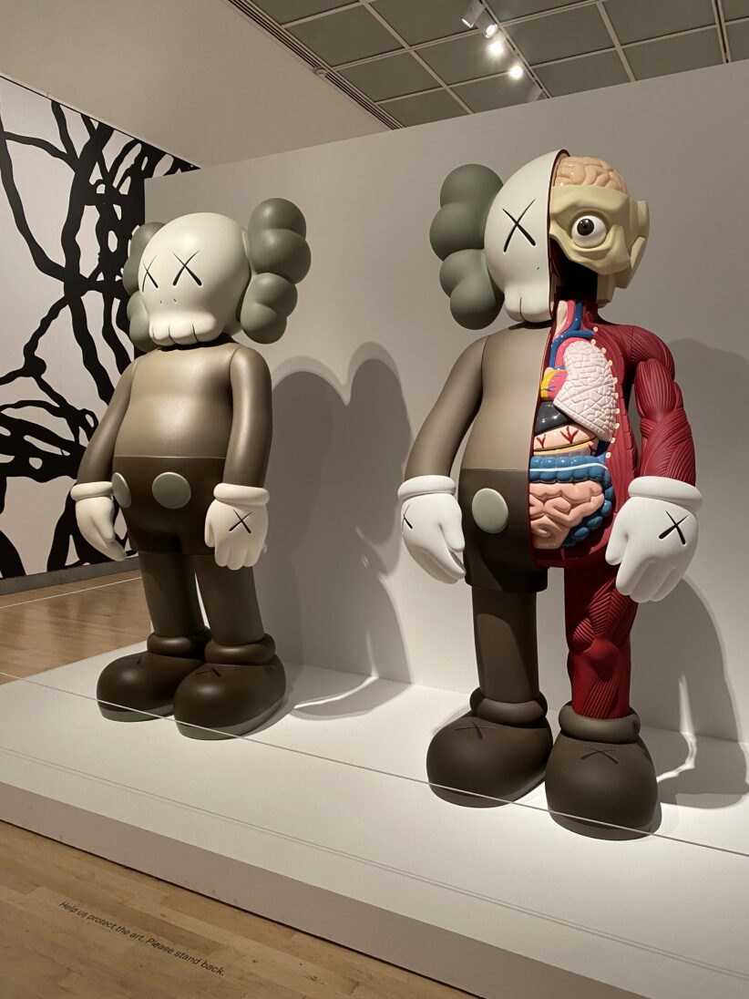 Il mondo alienato di KAWS in scena al Brooklyn Museum. Mostra e ...