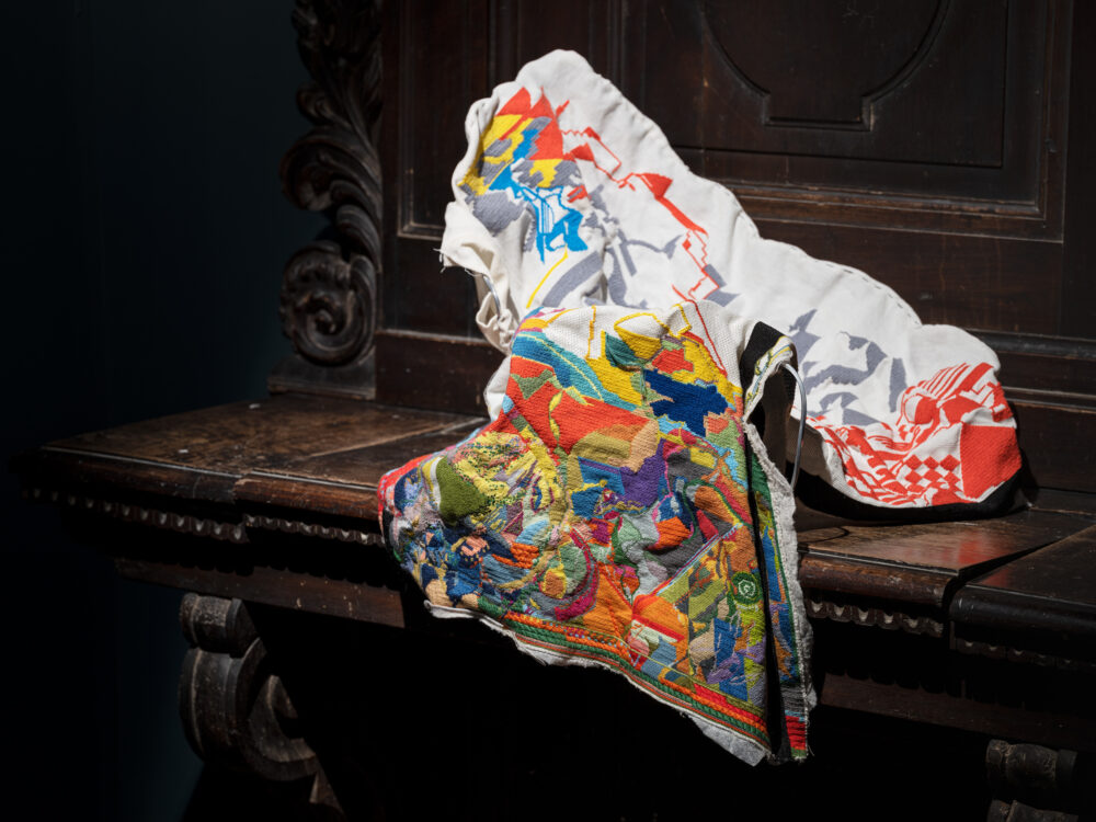 Ricami astratti d'amore e di resistenza | Intervista a Dante Buu - ArtsLife