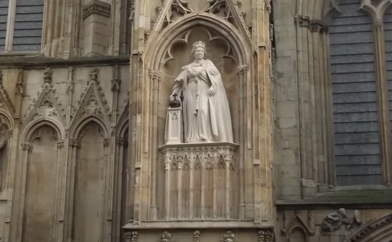 “Santa” Elisabetta. Ecco la statua della Regina nella Cattedrale di ...