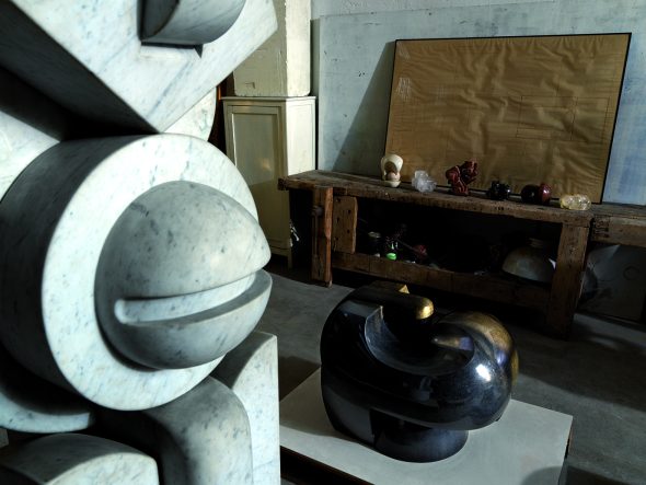 Tutto Andrea Cascella a Milano: equilibri sospesi in cristallo di rocca ...