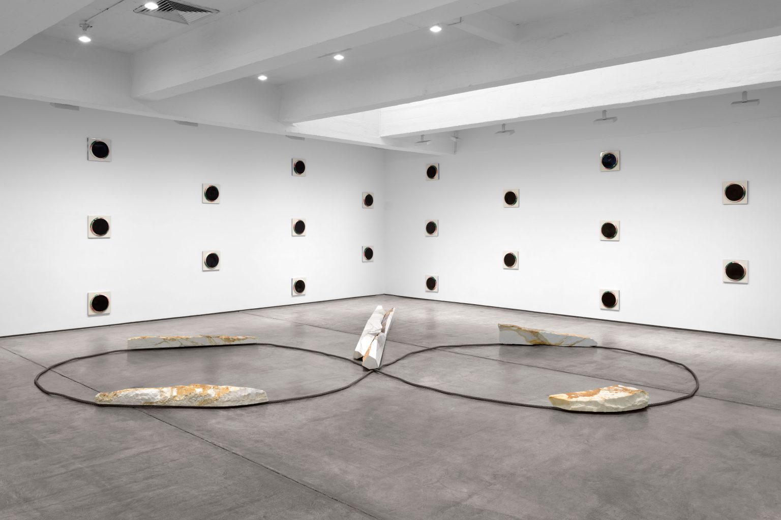 ArtsLife @New York 2023: Luciano Fabro alla Paula Cooper Gallery. Le foto - ArtsLife