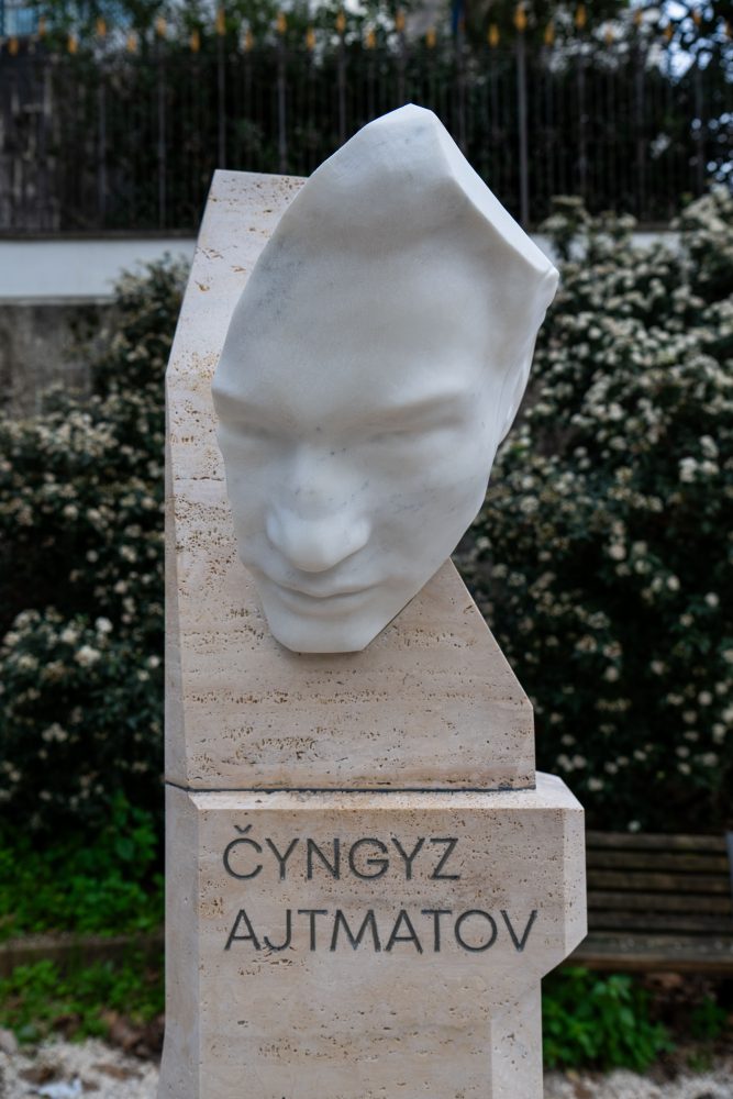 Alexey Morozov investigando il "monumento" da Roma alla Biennale